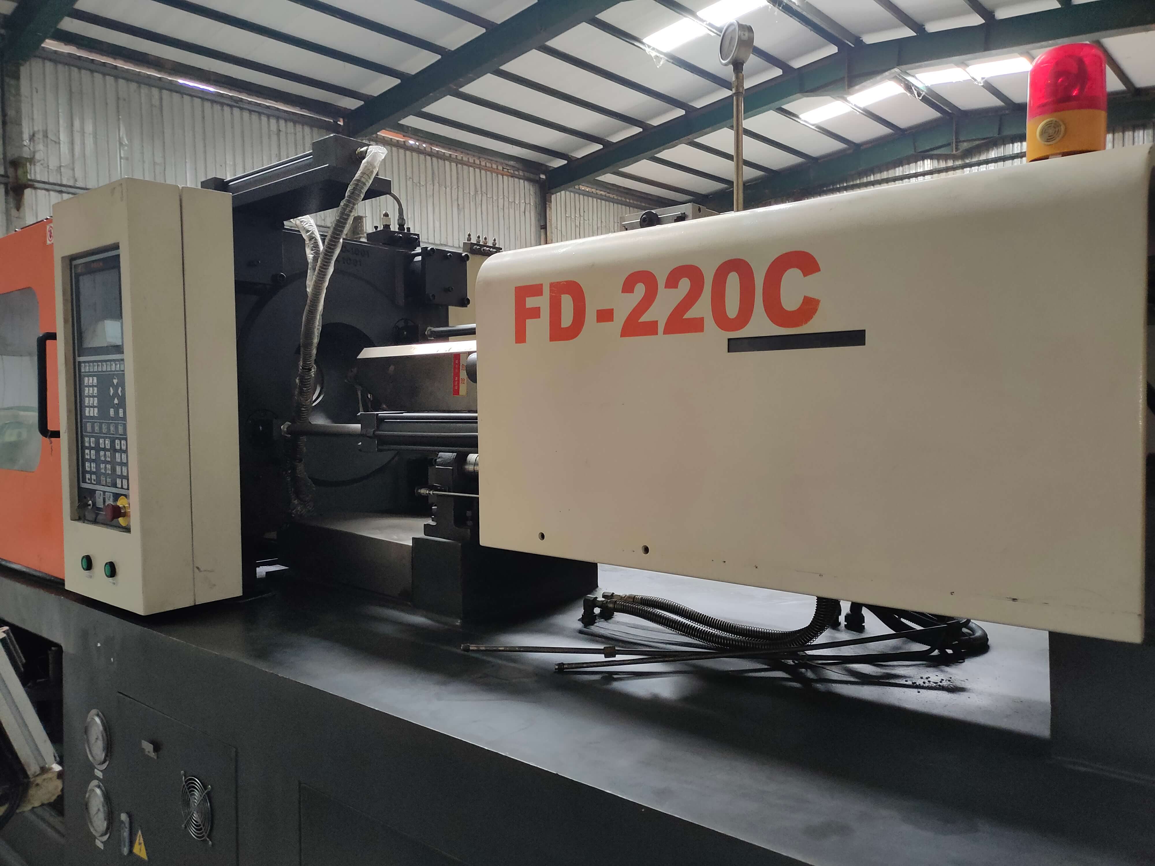 220 tons injection blowing machine, year 2014