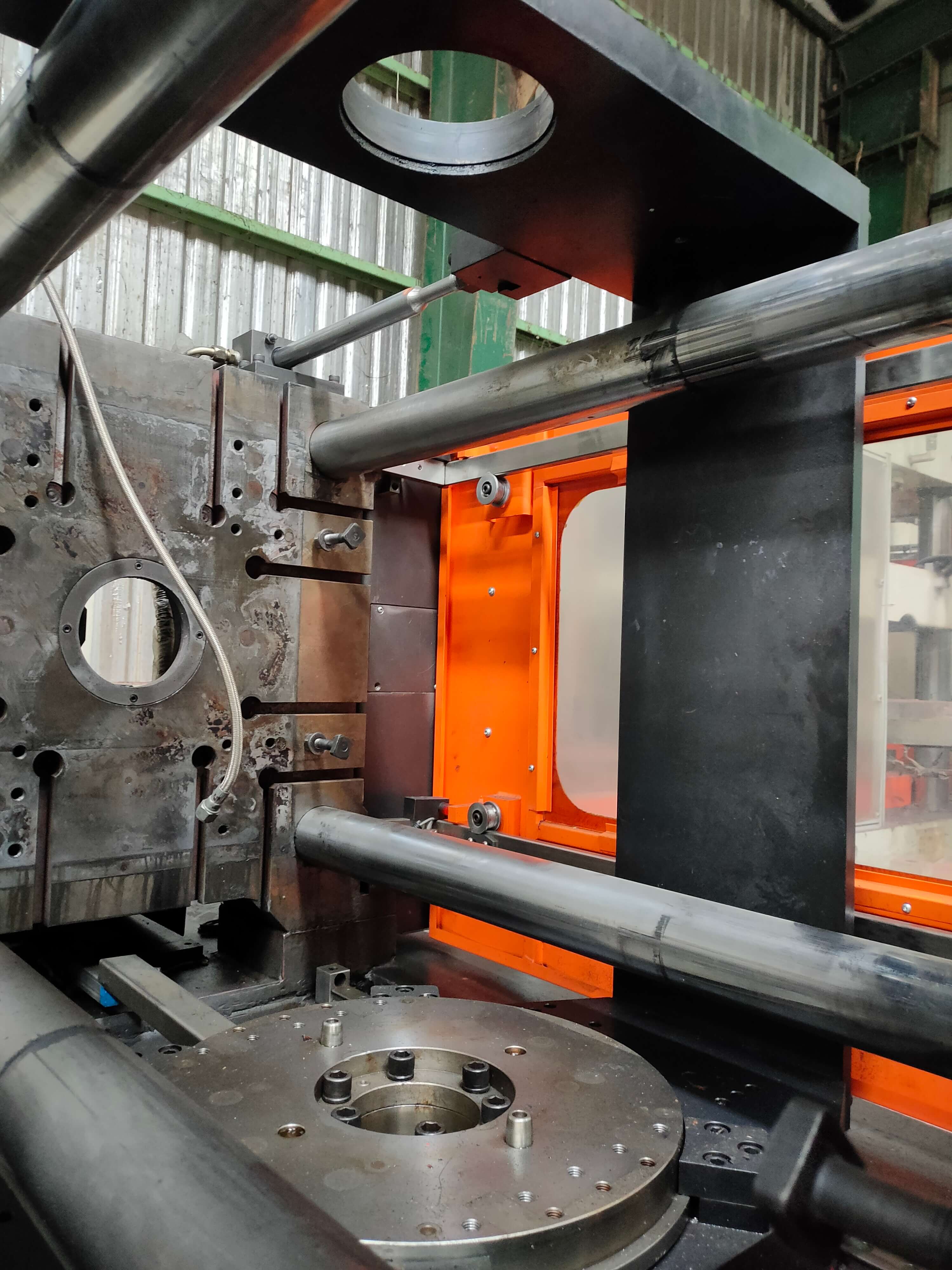 220 tons injection blowing machine, year 2014